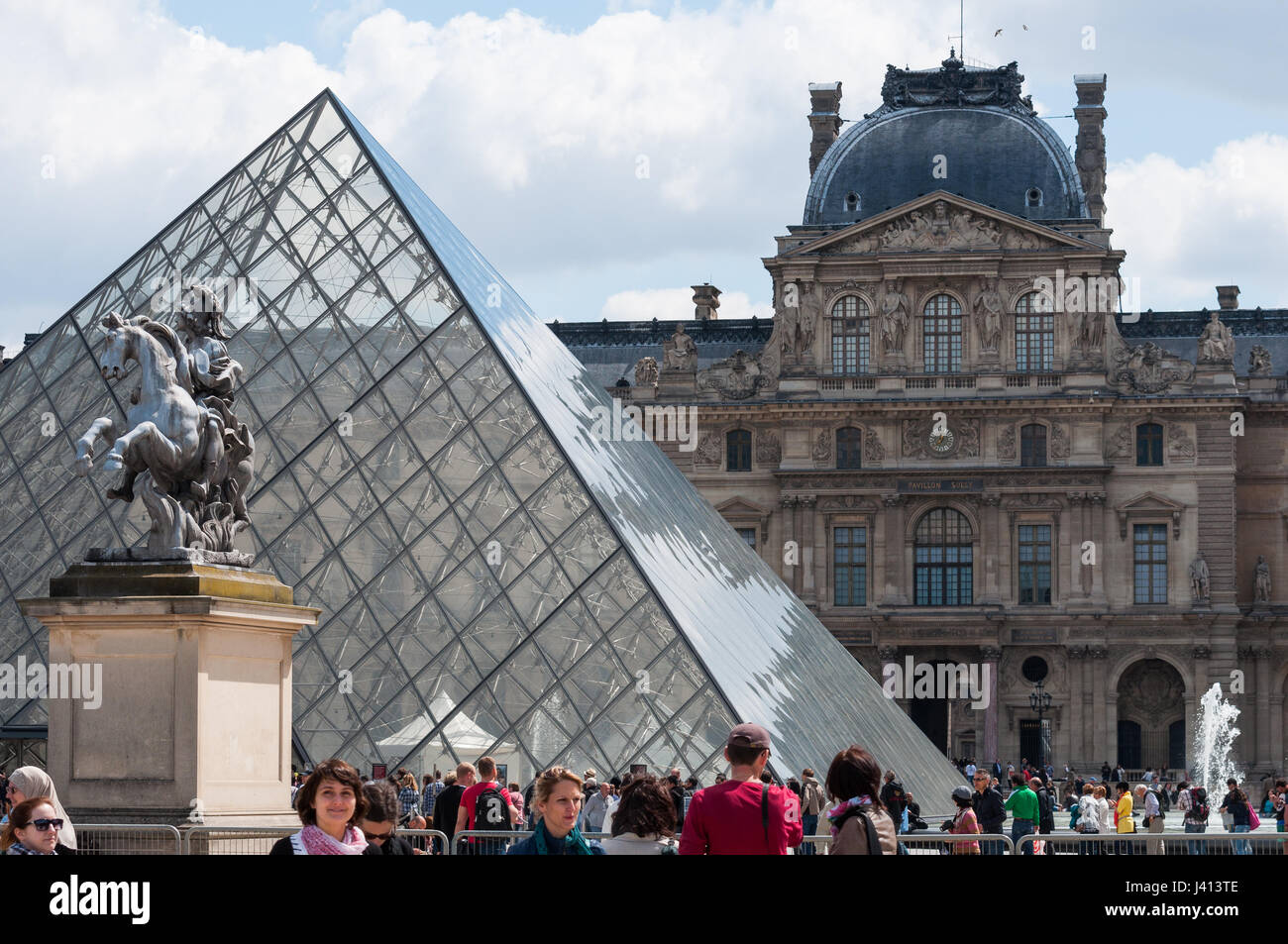 Glass pyramid of the louvre hi-res stock photography and images - Alamy