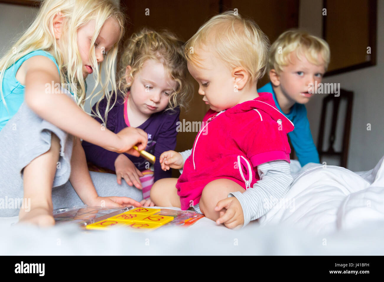 4 children playing together, friendship, MR, Soller, Serra de ...