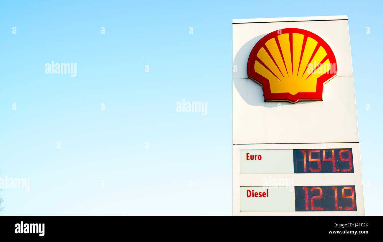 Shell oil sign hi-res stock photography and images - Alamy