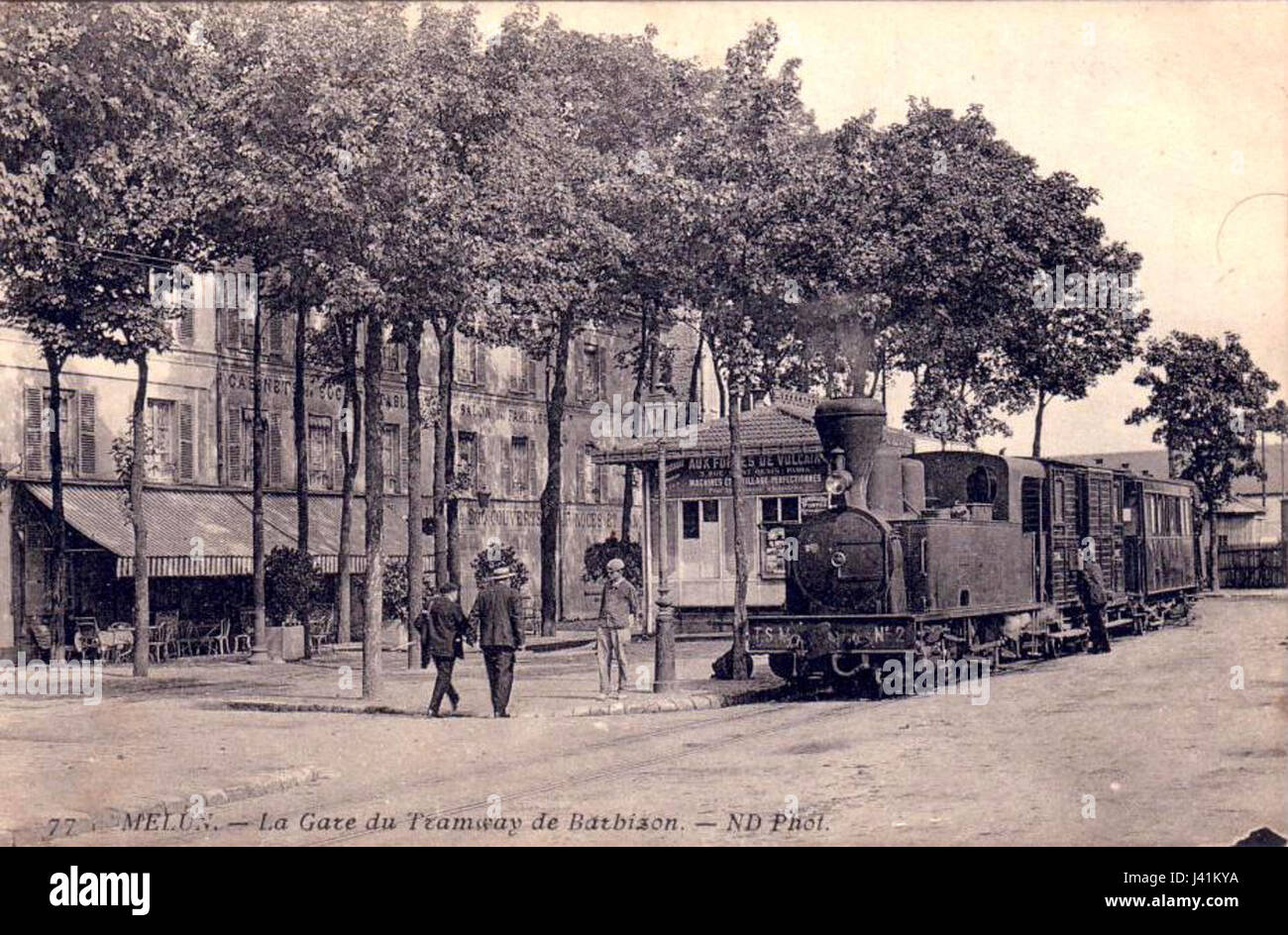 Melun (77) train du TSM sur la place de la gare Stock Photo - Alamy