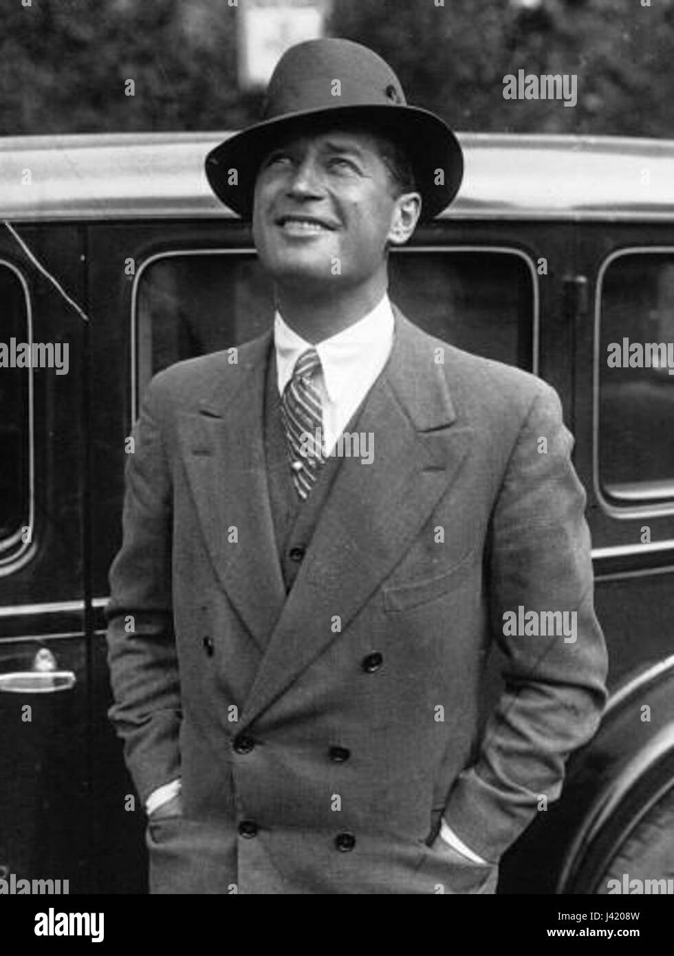 Maurice chevalier stage hi-res stock photography and images - Alamy