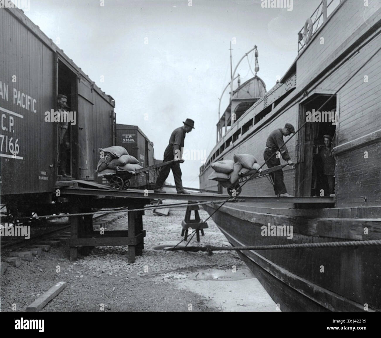 Sacks ship hi-res stock photography and images - Alamy