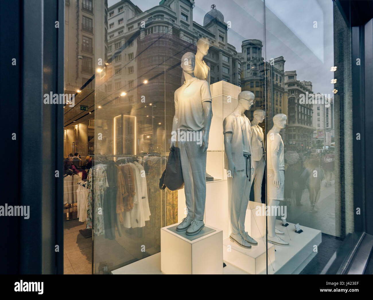Window display mannequins city hi-res stock photography and images - Alamy