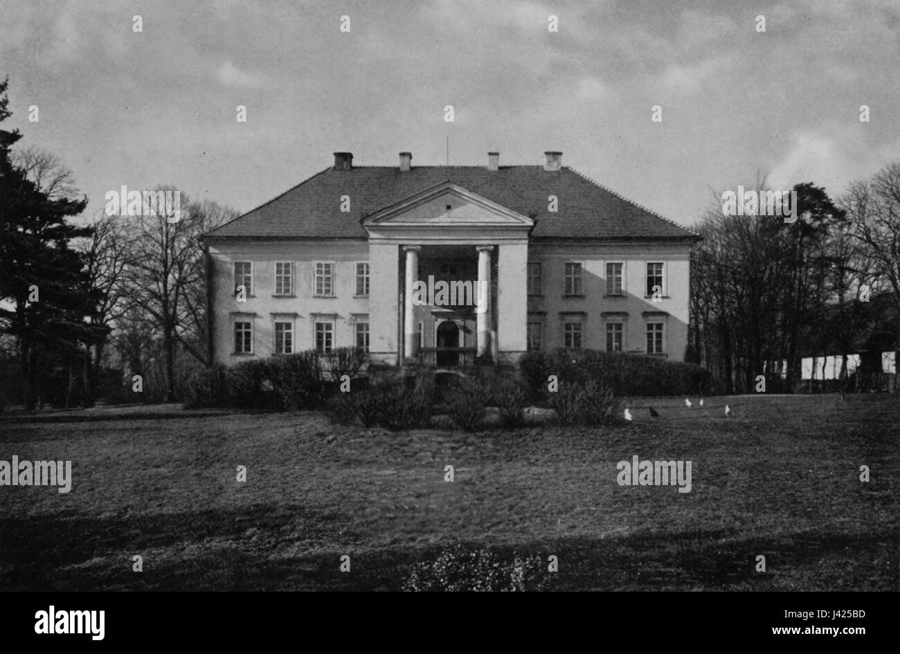 Matzdorf Gutshaus is a historical manor located in Germany. This well ...