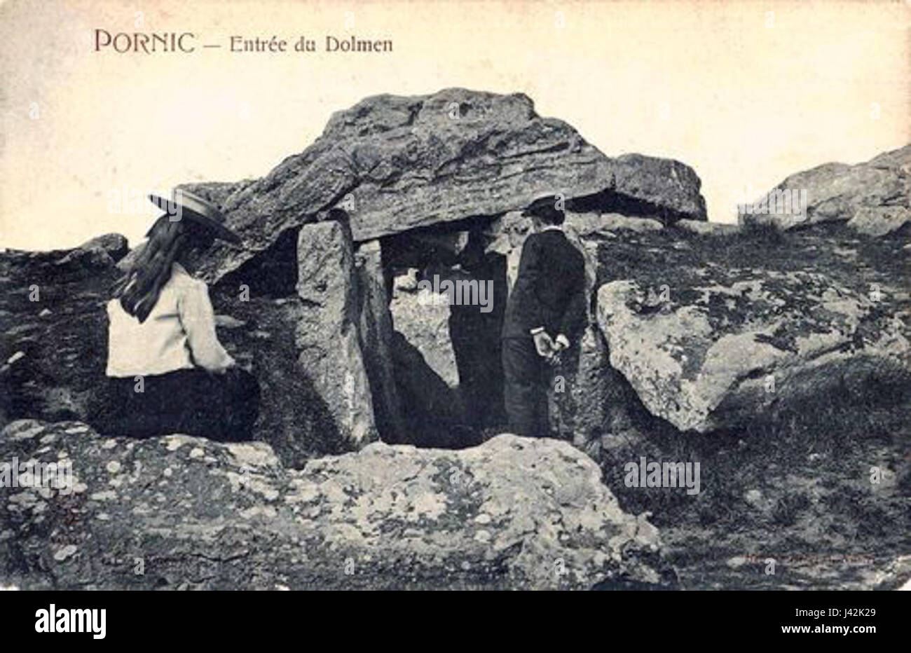 Le tumulus des mousseaux entree du dolmen vers 1900 215 Stock Photo - Alamy