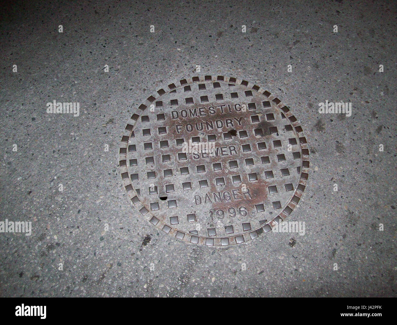 Manhole london hi-res stock photography and images - Alamy
