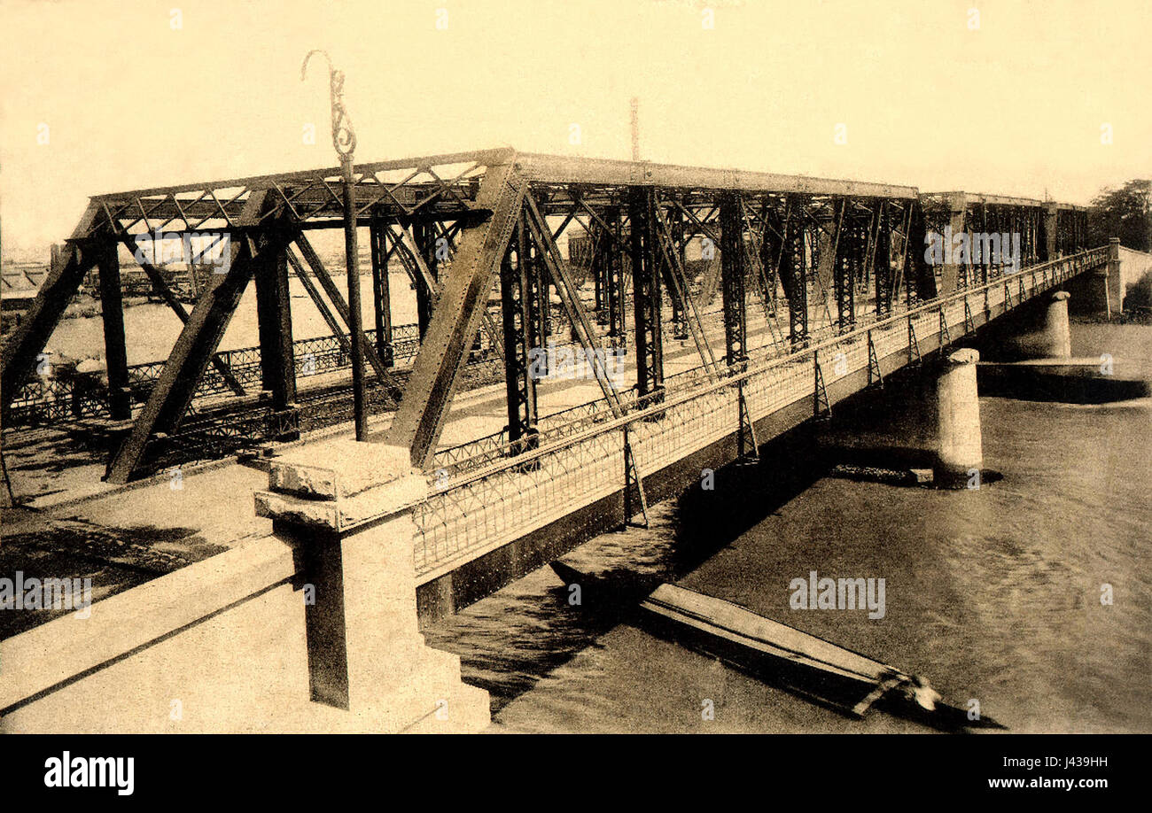 The Santa Cruz Bridge in Manila, built in the late 19th century, is an ...