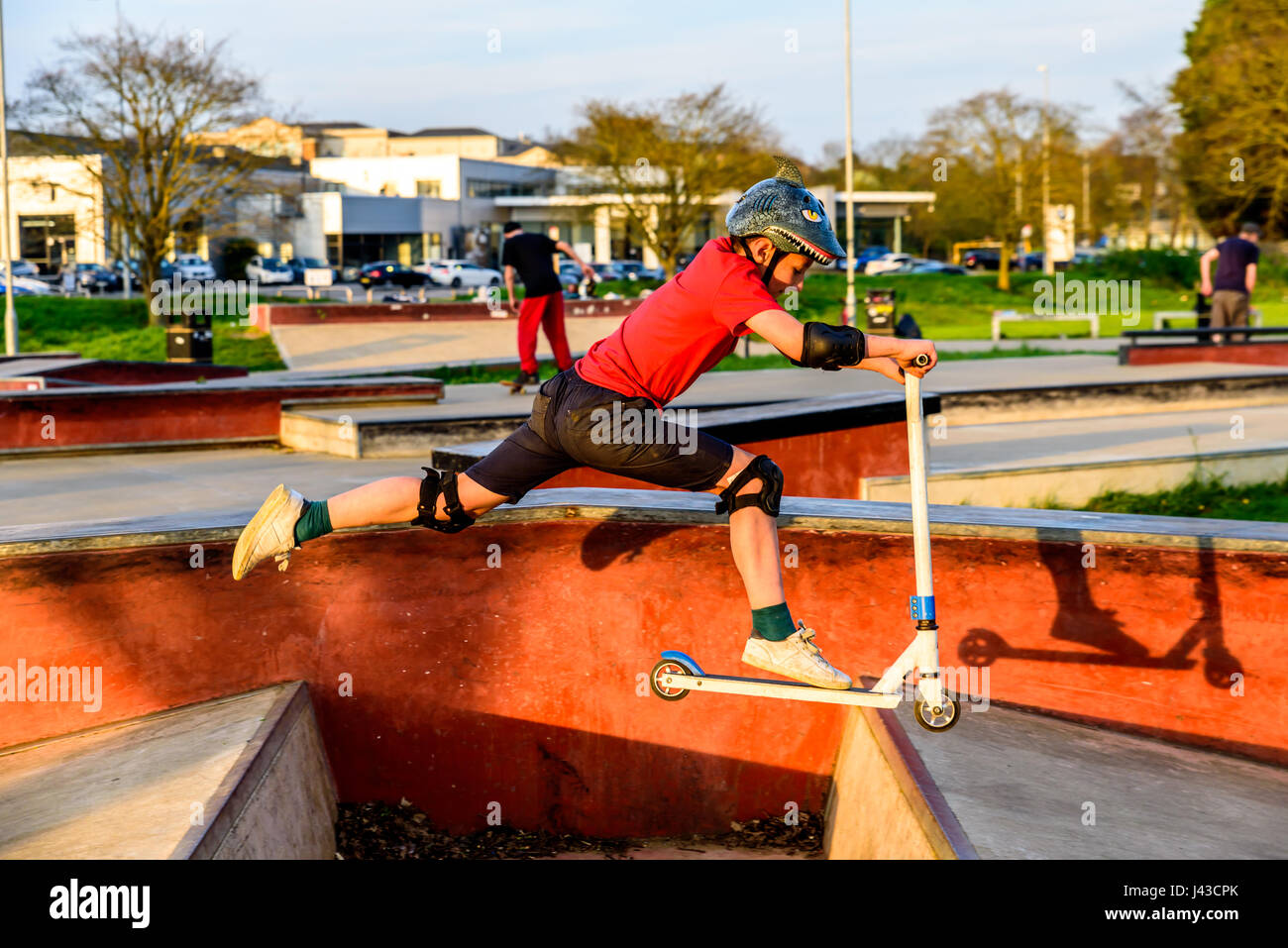 Teen boy speed skating hi-res stock photography and images - Alamy