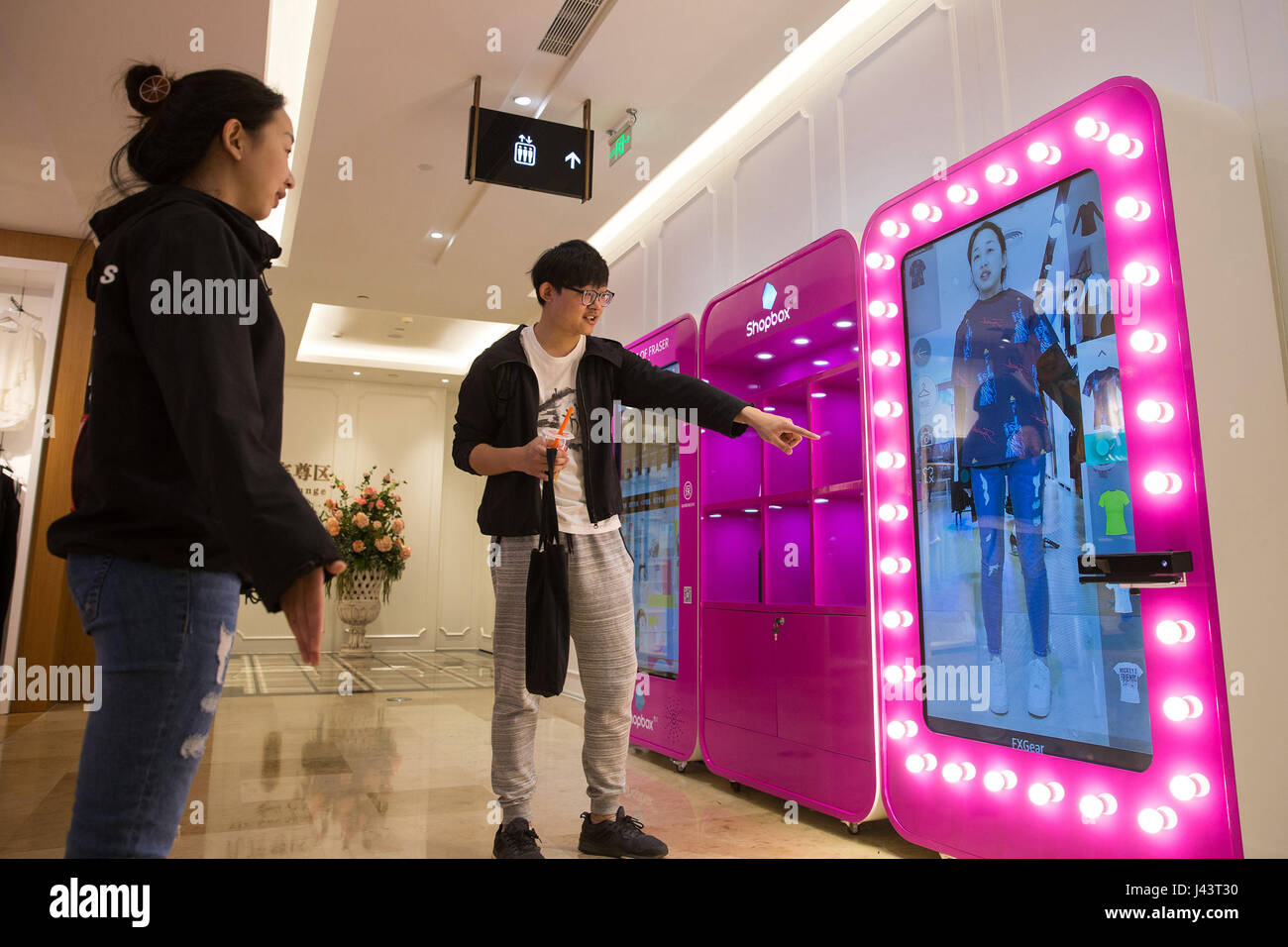 Fitting stands hi-res stock photography and images - Alamy