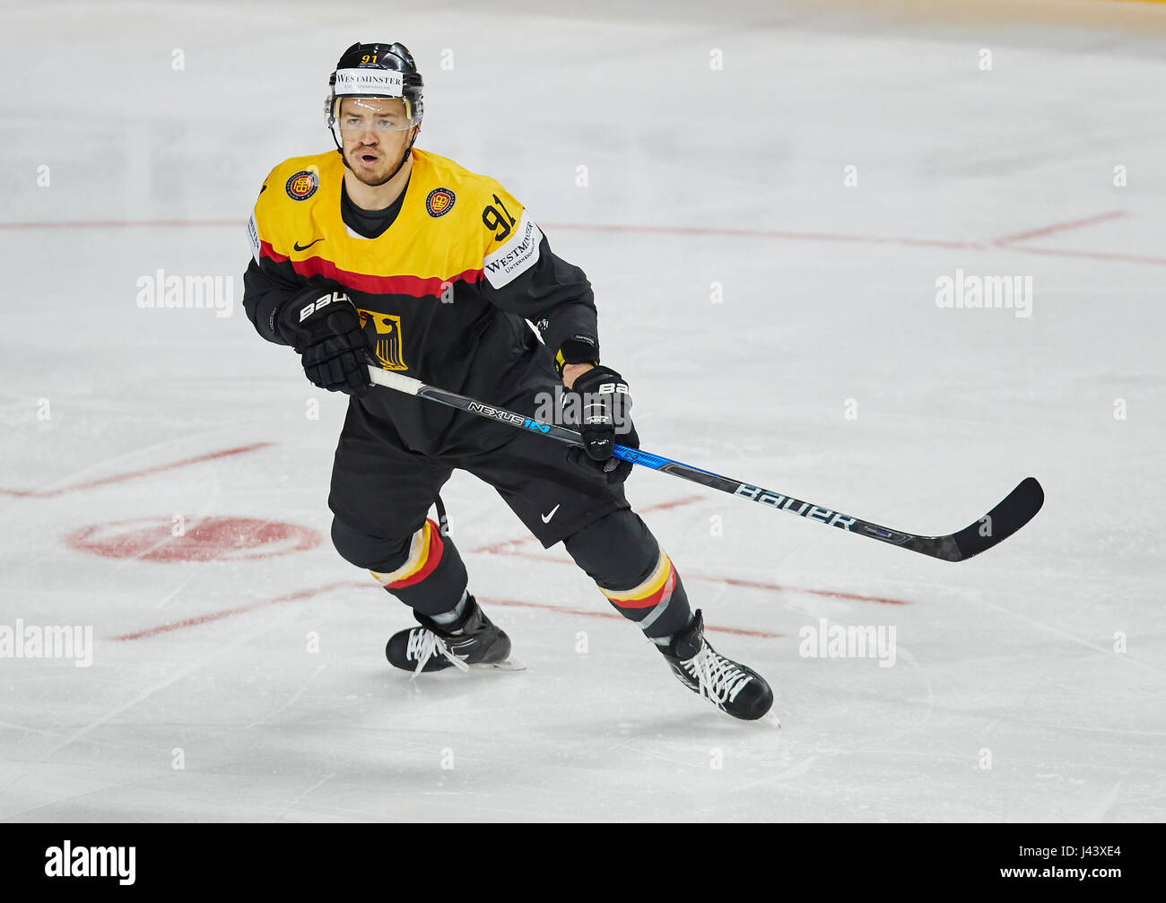 Moritz MUELLER, DEB 91 Single action with puck, release, whole body ...