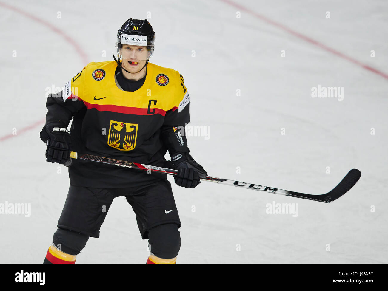 NHL Profi Christian EHRHOFF, DEB 10 Single action with puck, release ...