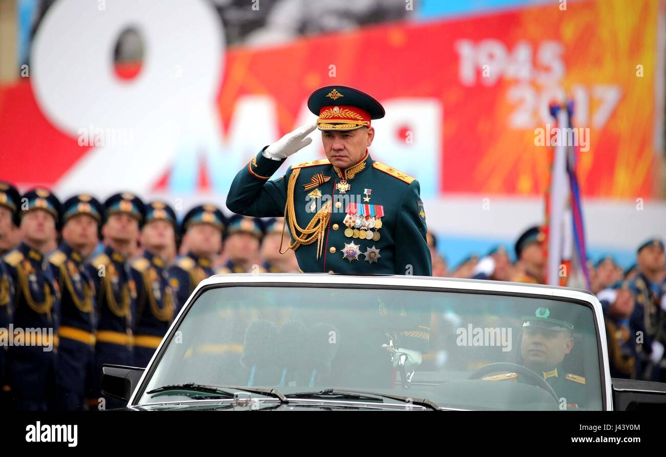 Salutes troops hi-res stock photography and images - Alamy