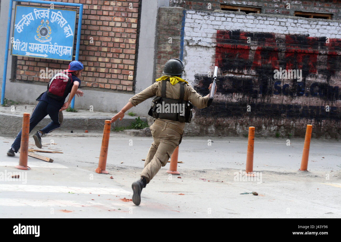 Srinagar, Kashmir. 9th May, 2017. Police chasing student during student ...