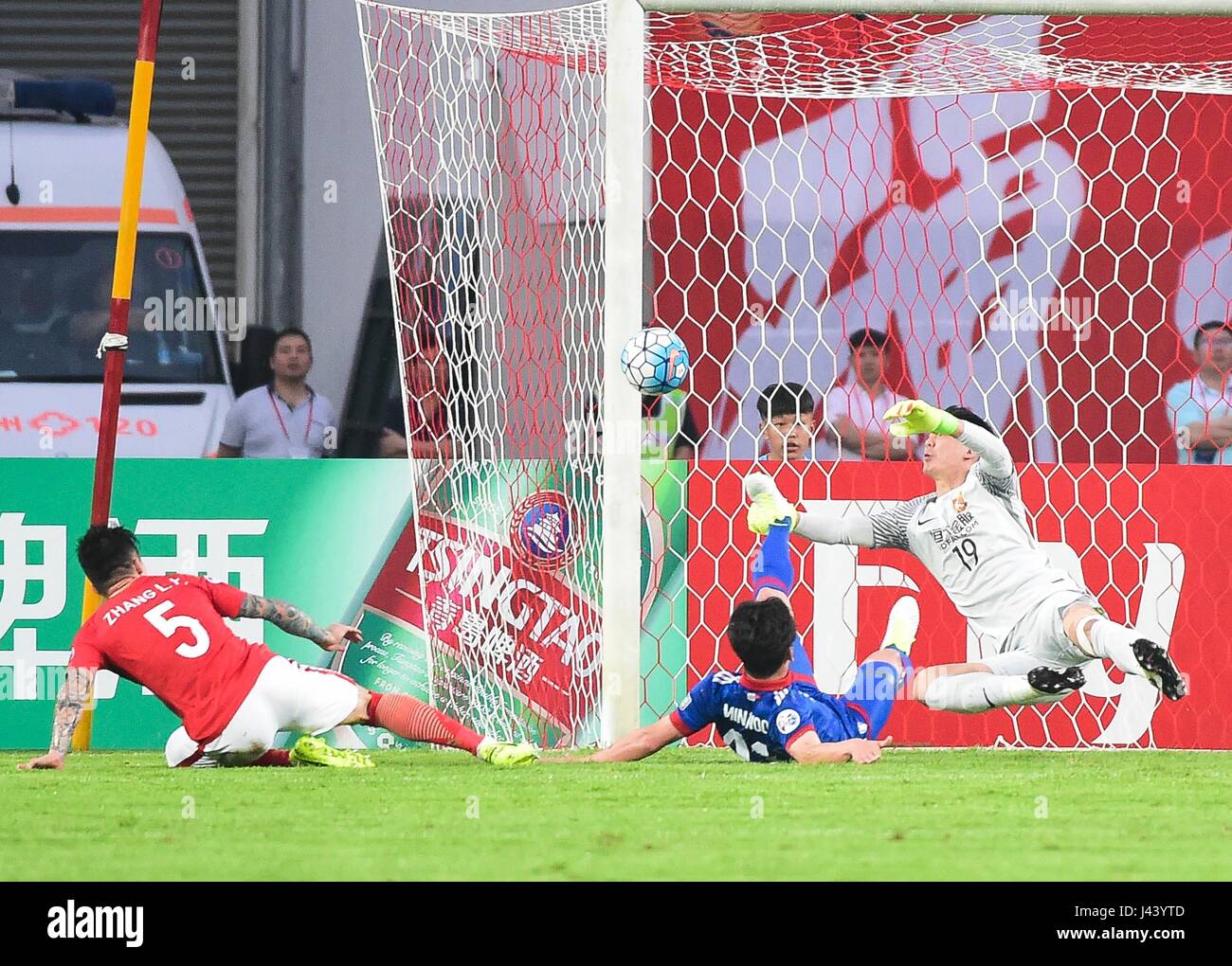 (170509) -- GUANGZHOU, May 9, 2017 (Xinhua) -- Zeng Cheng (R ...