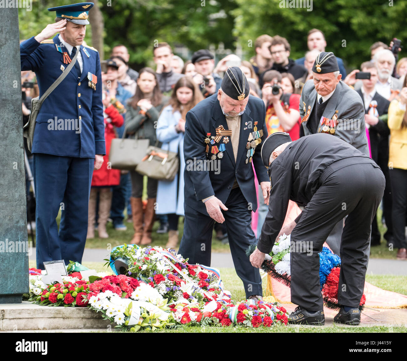 War memorial wreath hi-res stock photography and images - Alamy