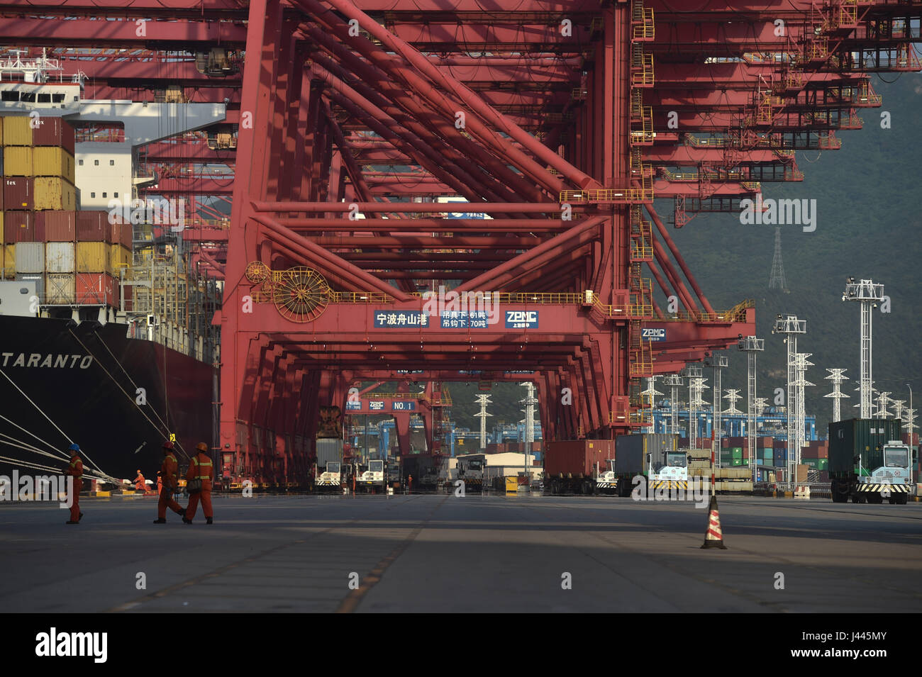 Ningbo. 9th May, 2017. Photo taken on May 9, 2017 shows a container ...
