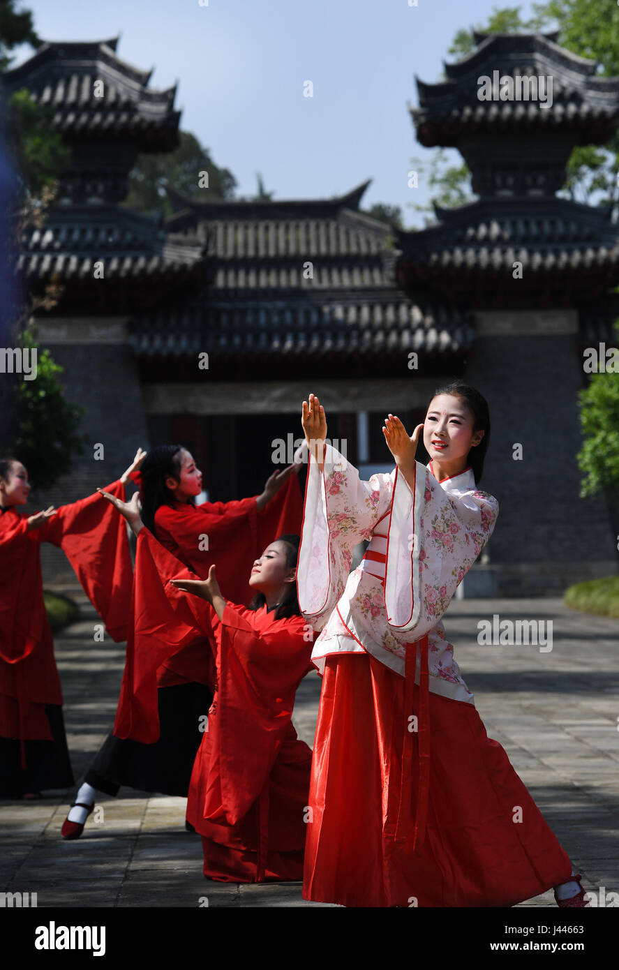 Hanzhong, China's Shaanxi Province. 9th May, 2017. Pupils wearing ...