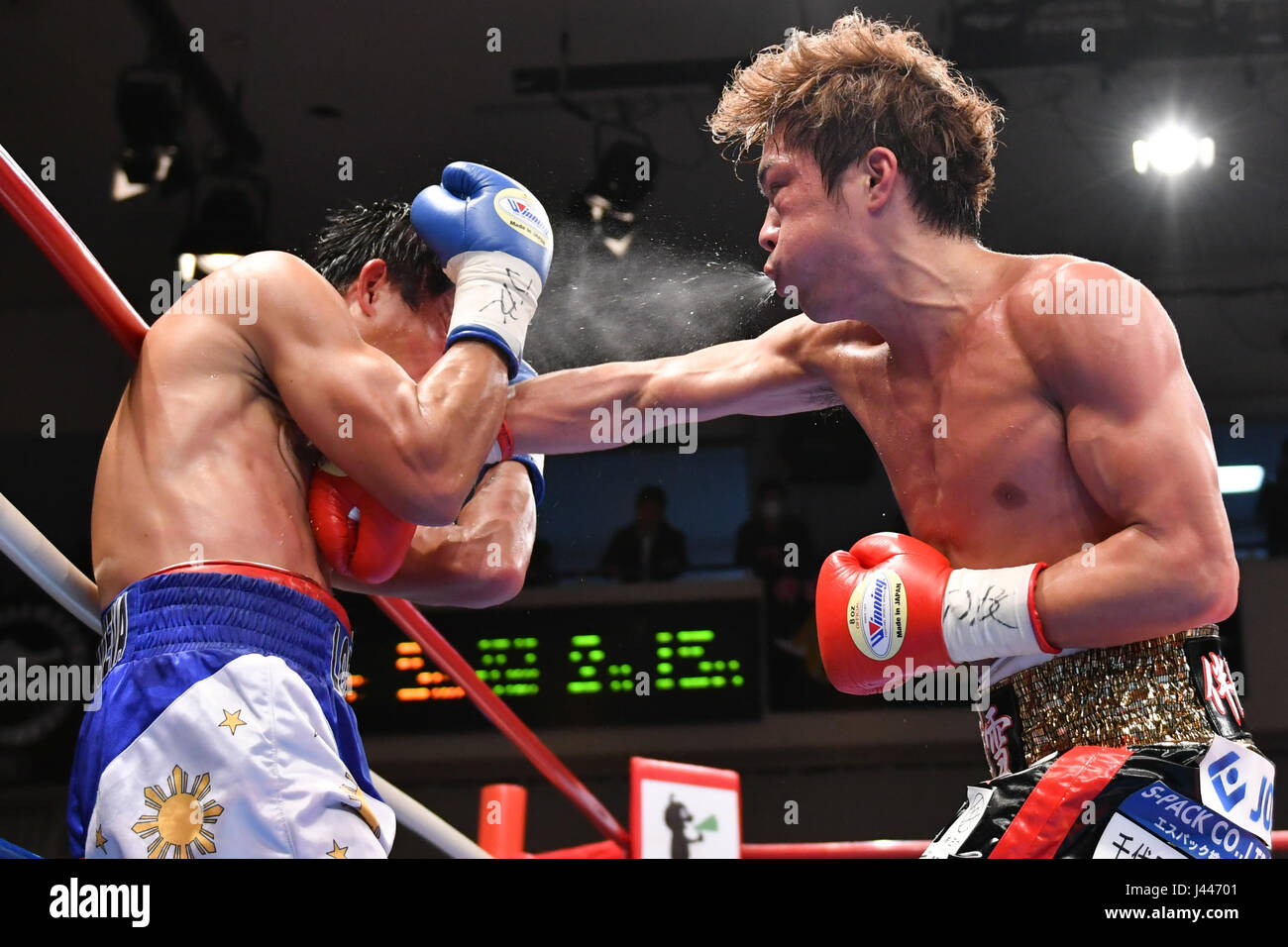 Tokyo, Japan. 13th Apr, 2017. (L-R) Lorenzo Villanueva (PHI), Masayuki Ito (JPN) Boxing ...