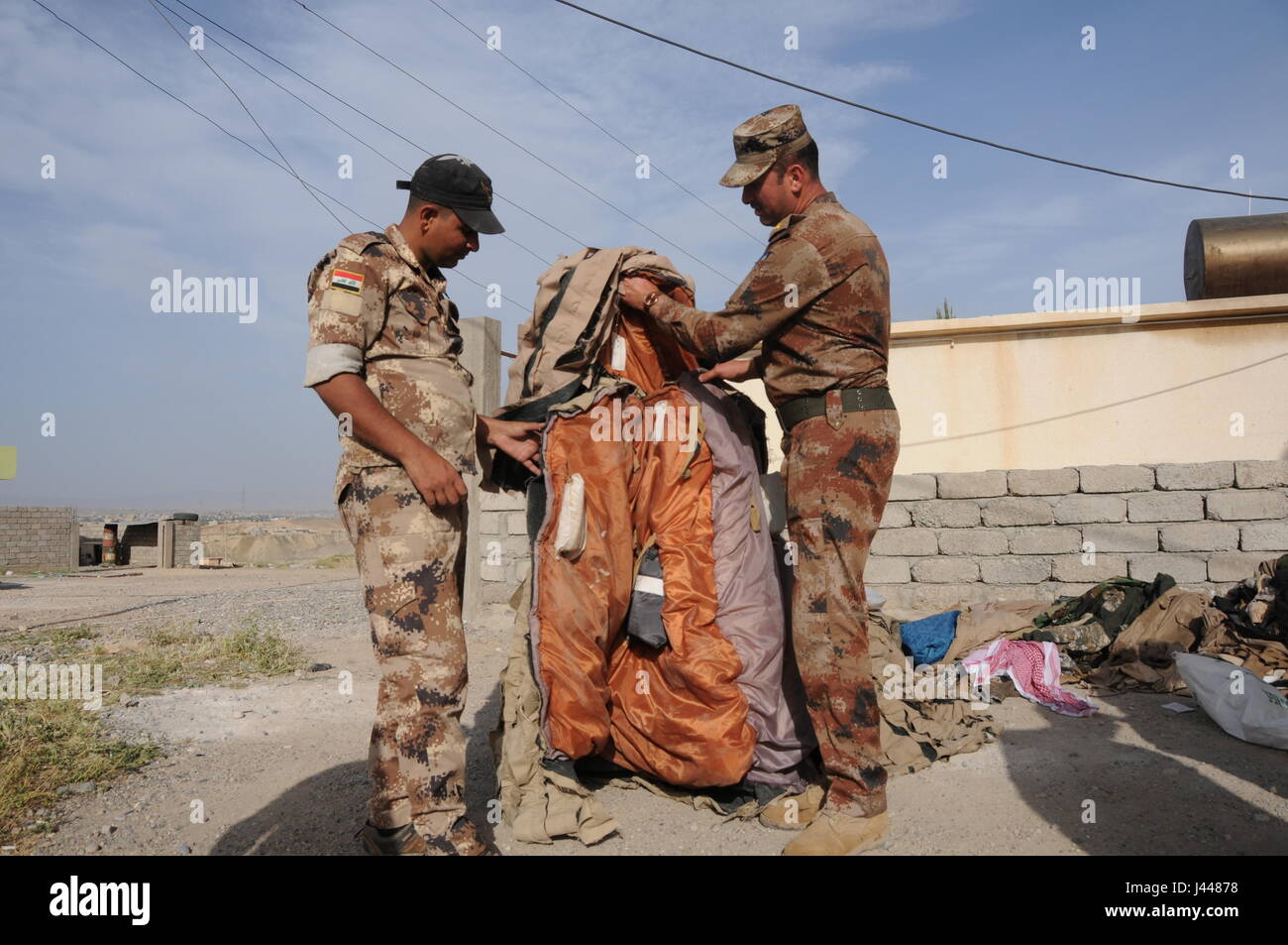 Mosul, Iraq. 9th May, 2017. Iraqi soldiers check the seized sniper suit ...