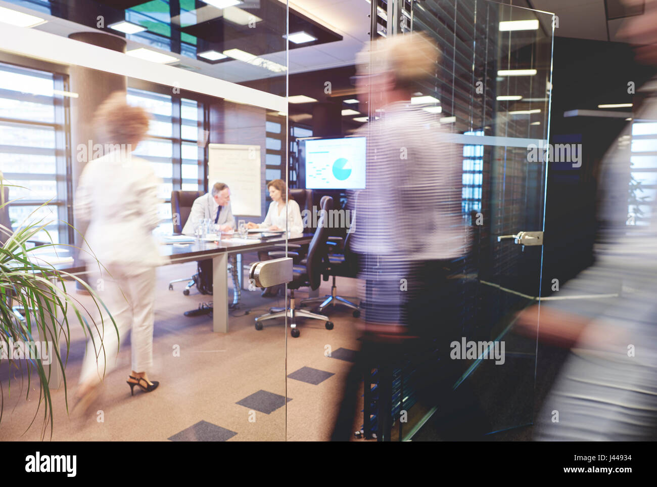 Crowded meeting room hi-res stock photography and images - Alamy