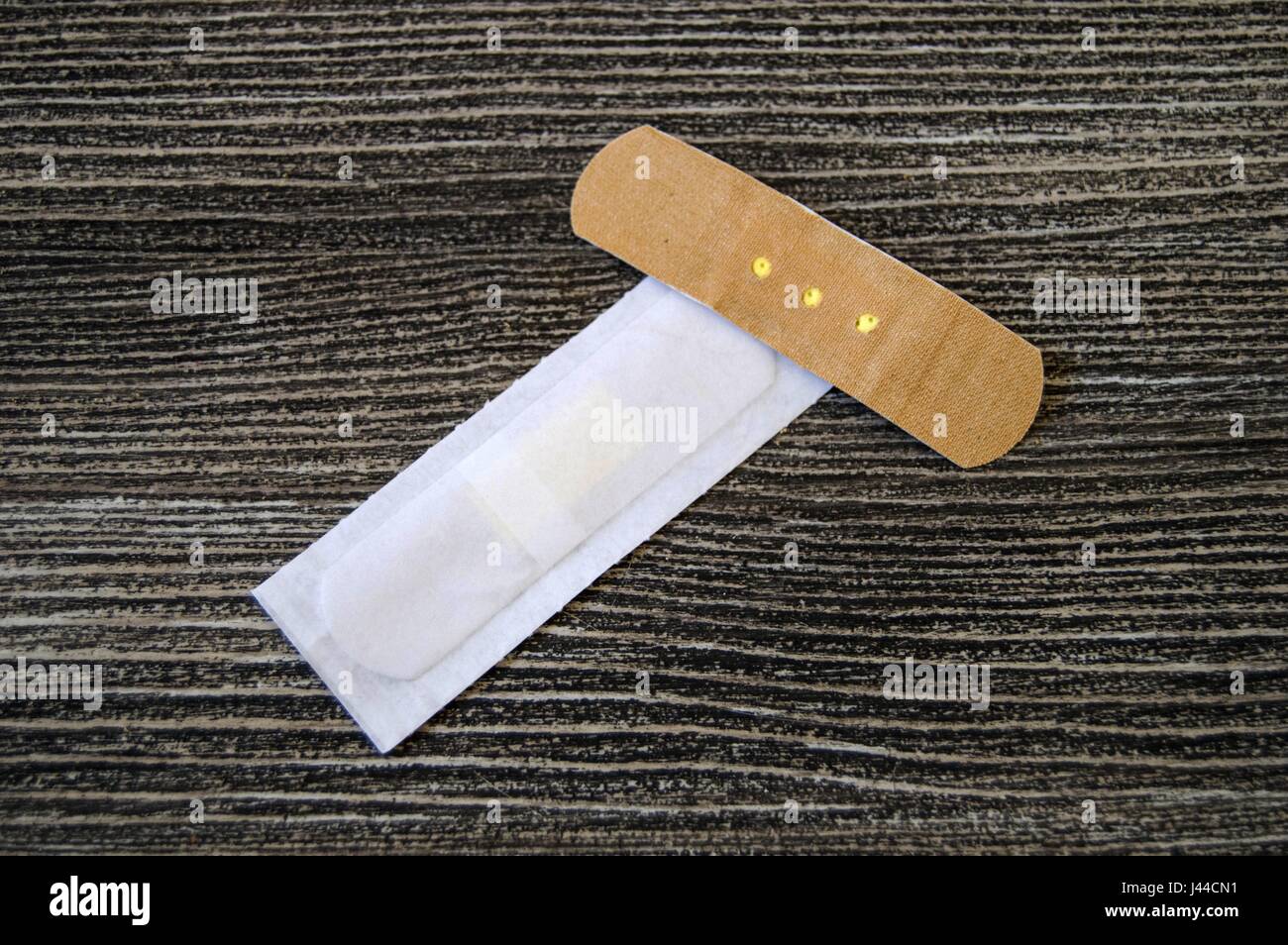 Wound band, hand cutting, wound band in blade cuts, use wound band ...