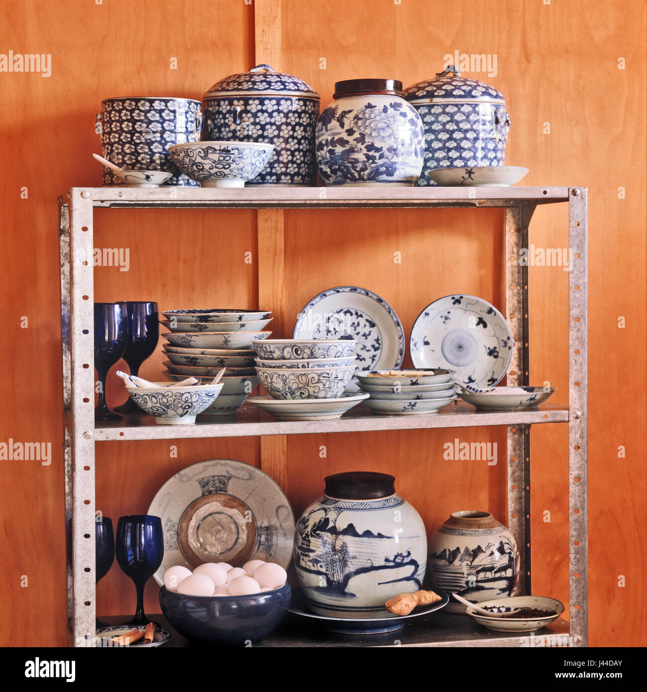 Chinese porcelain 18th century hi-res stock photography and images - Alamy