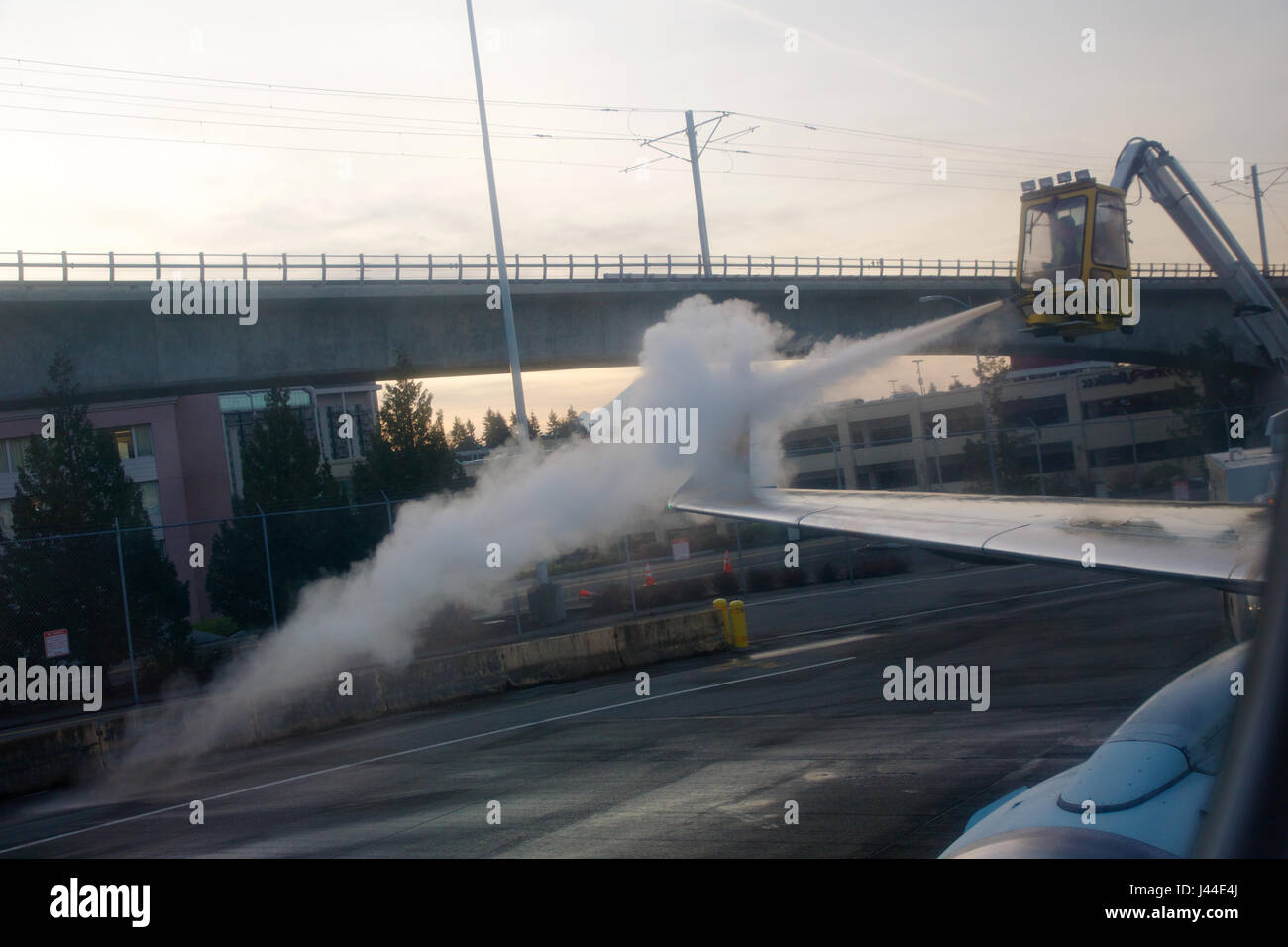 Aircraft de icing hi-res stock photography and images - Alamy