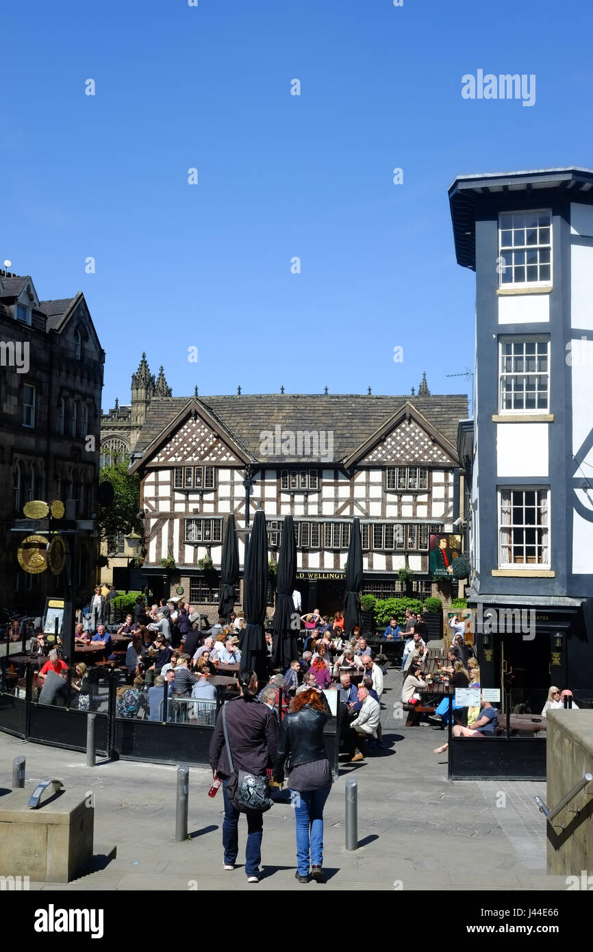 Old wellington public house hi-res stock photography and images - Alamy