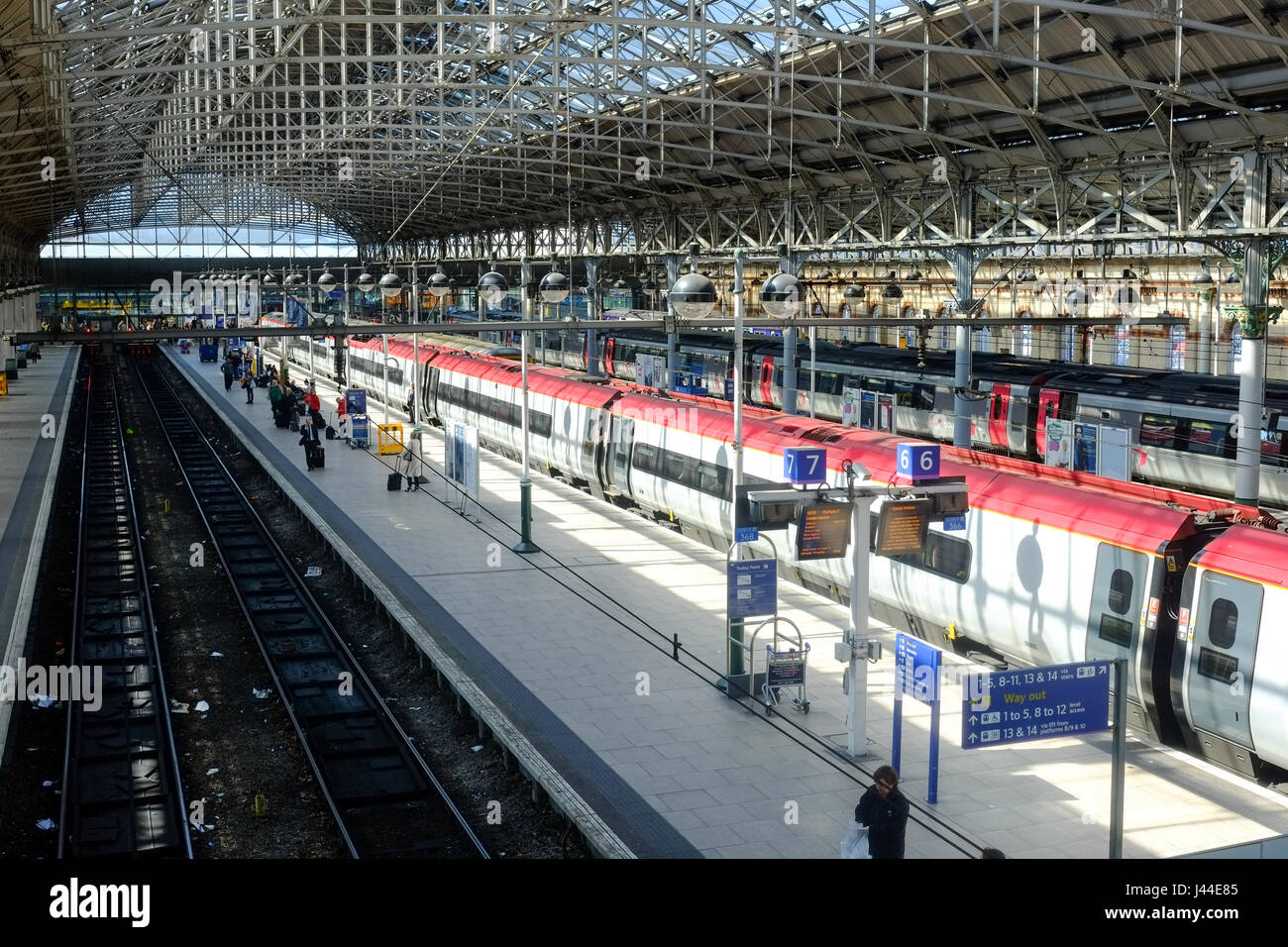 Piccadilly station hi-res stock photography and images - Alamy