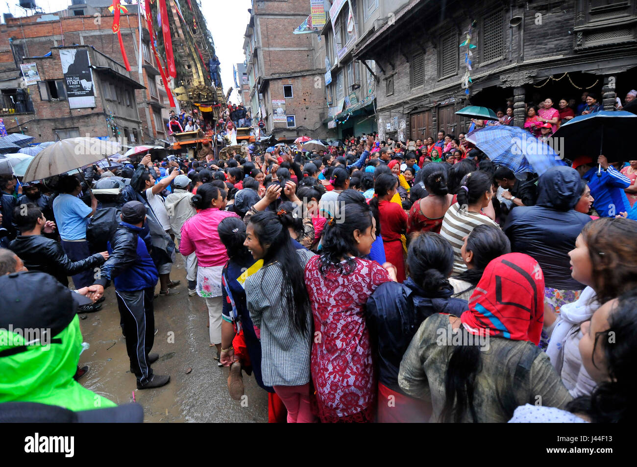 Lagankhel, Nepal. 9th May, 2017. Nepalese Female devotees pulled the ...