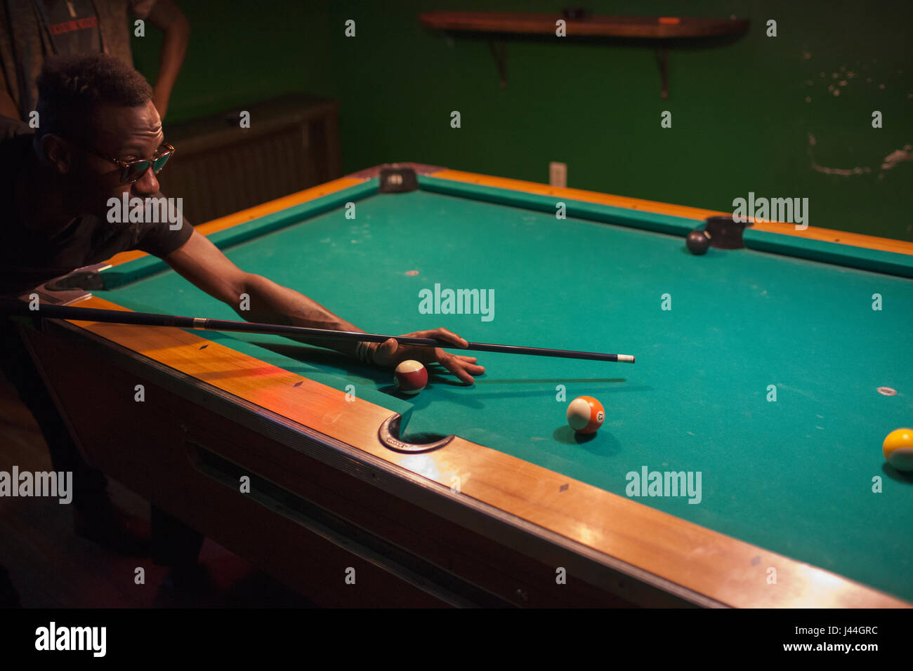 A young man playing pool Stock Photo - Alamy