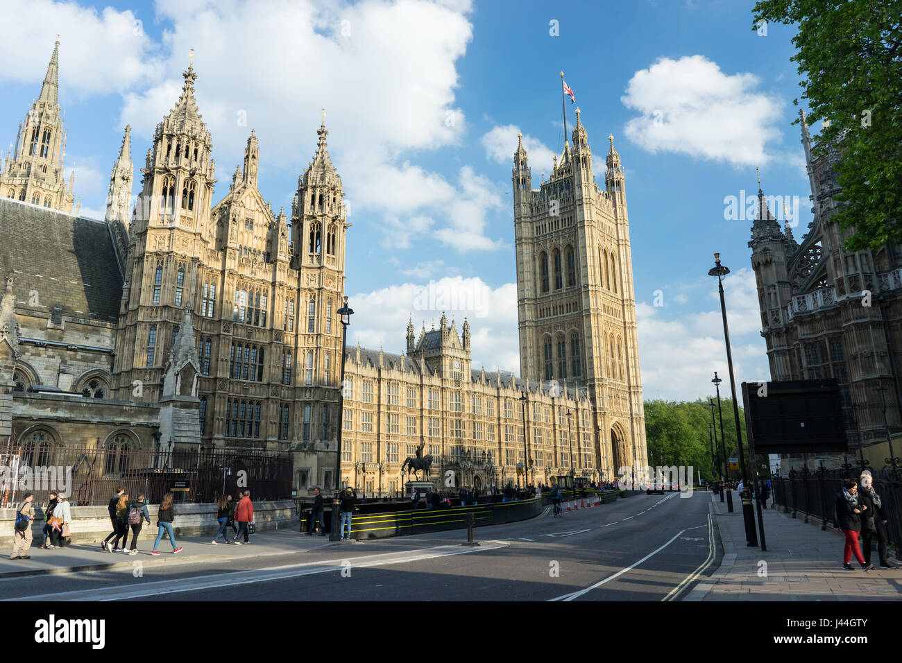 Views of the government buildings of the Houses of Parliament in London ...
