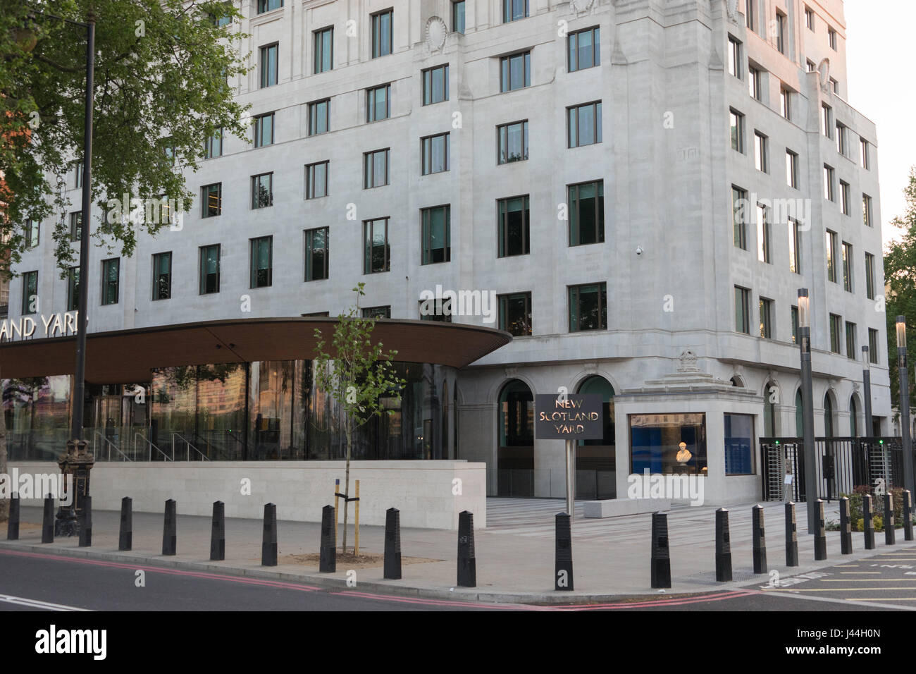 New Scotland Yard Metropolitan Police headquarters, exterior view of ...