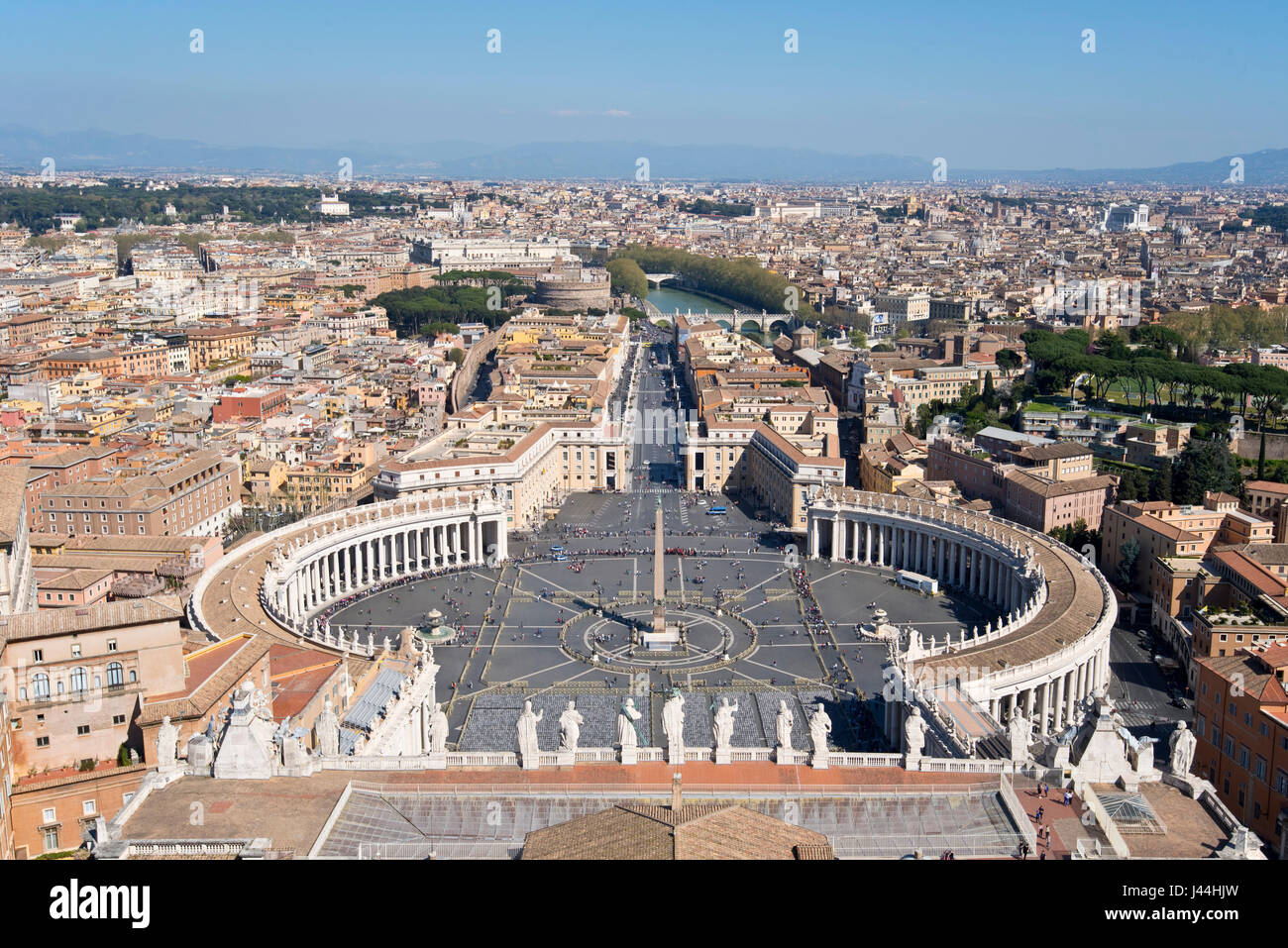 A view of St. Peter's Square "Piazza San Pietro" in front of St Peters ...