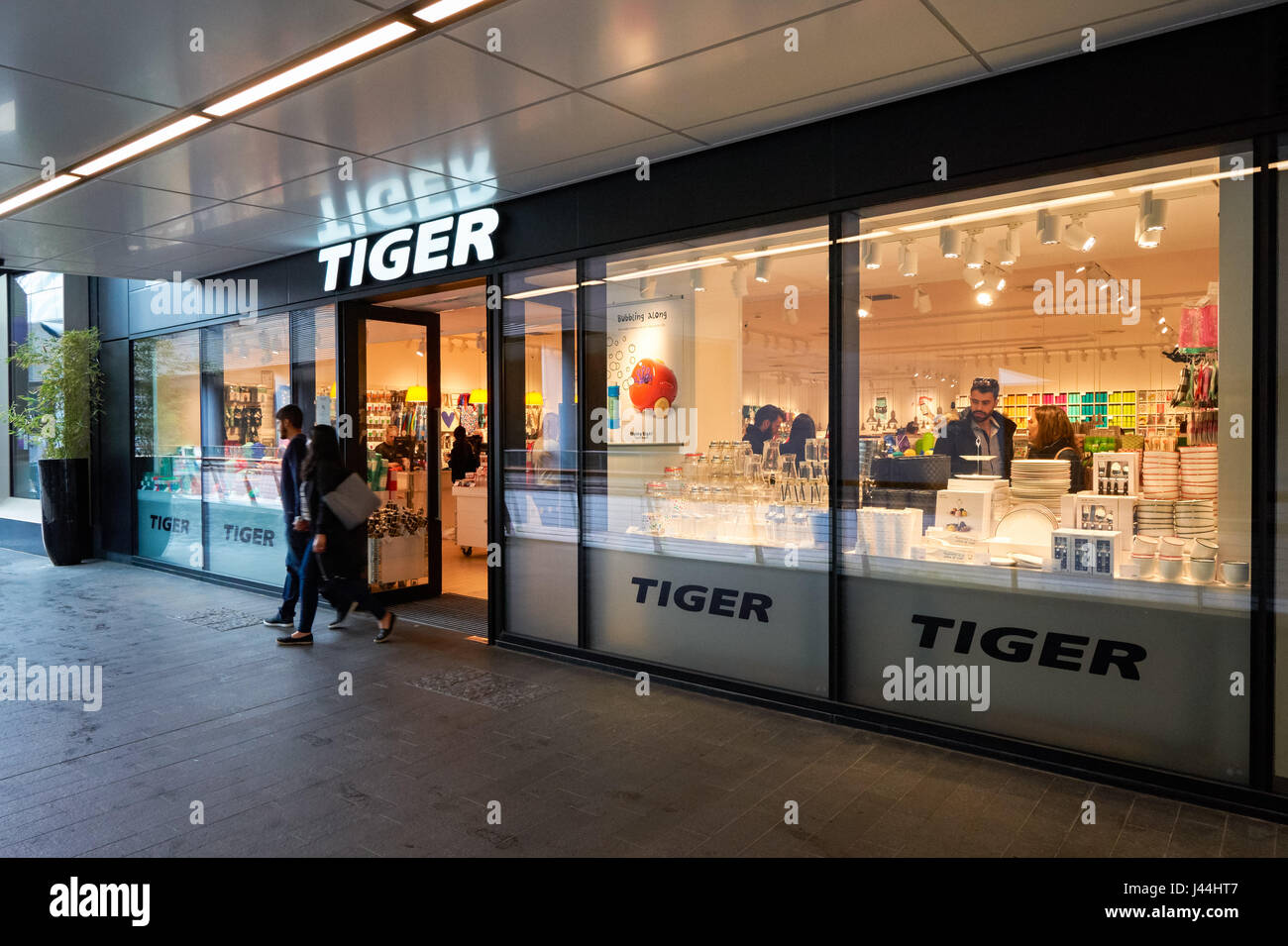 Flying tiger store london High Resolution Stock Photography and Images ...
