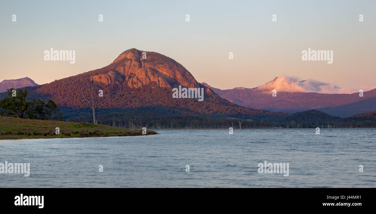 Sunrise over Mount Greville viewed from Lake Moogerah Stock Photo - Alamy