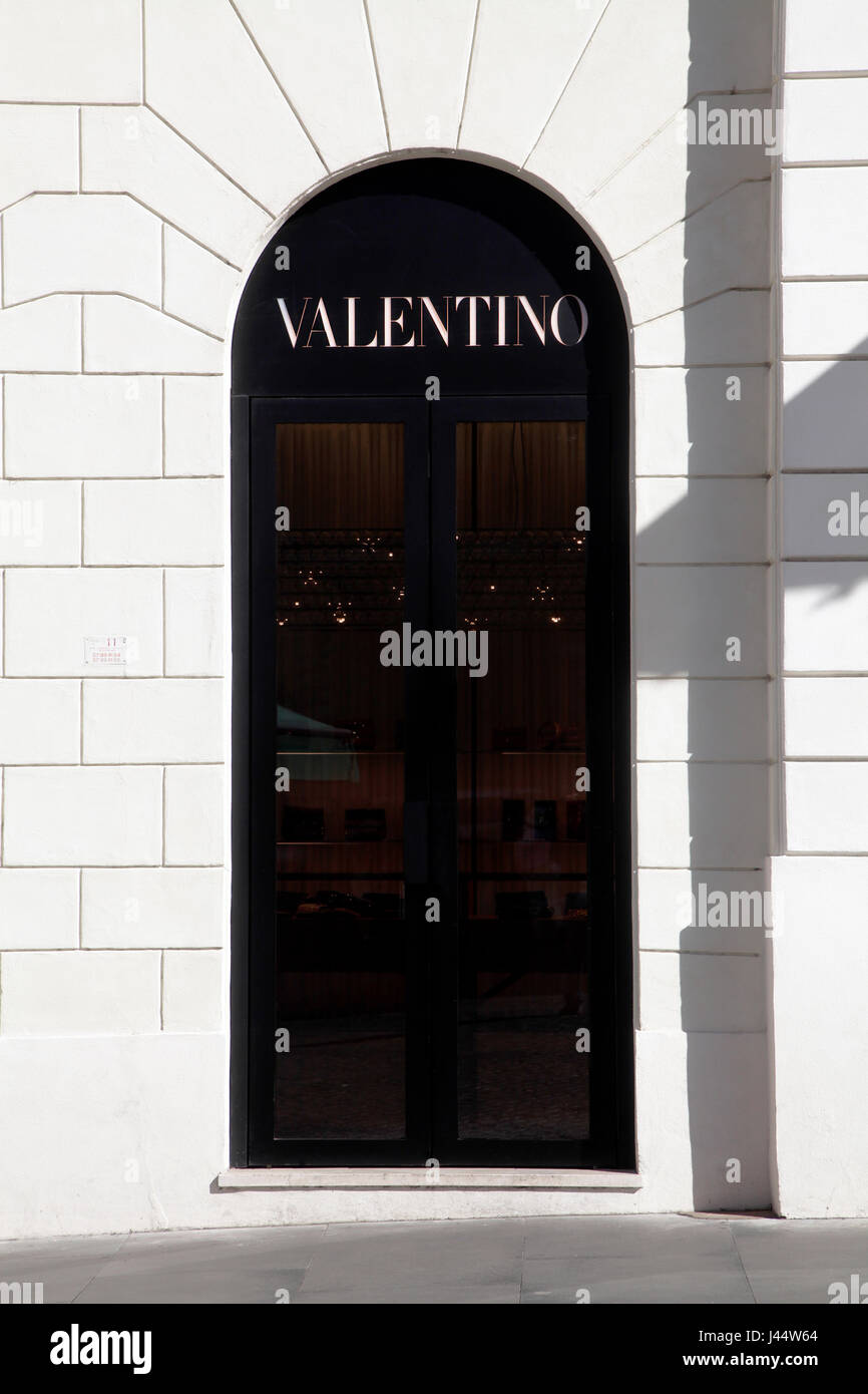 Valentino fashion hi-res stock photography and images - Alamy