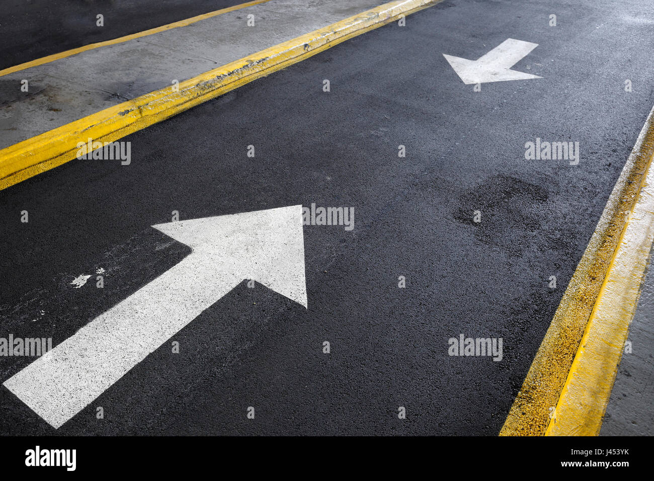 Curb markings hi-res stock photography and images - Alamy