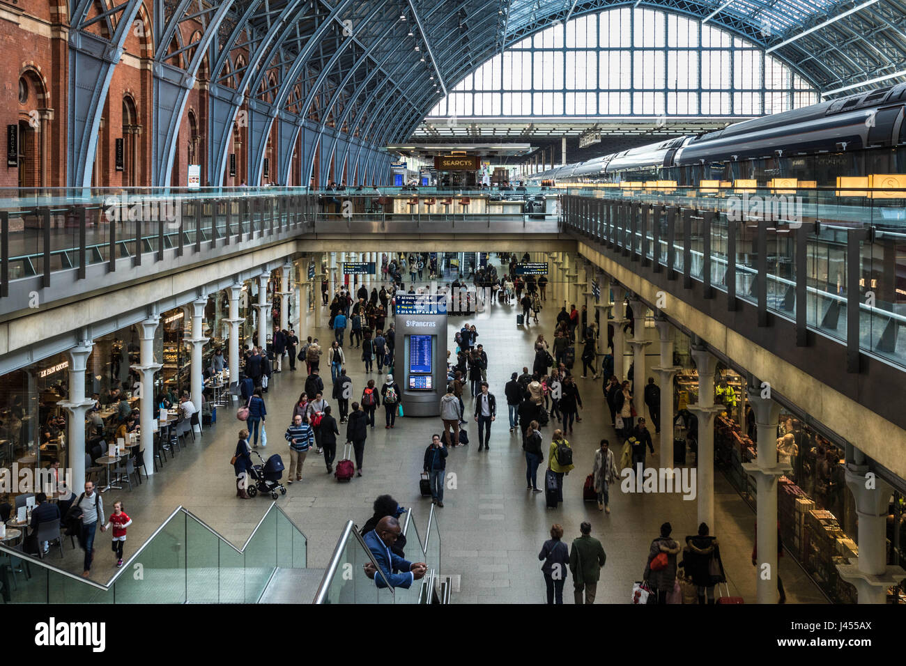 Kings cross station platform hi-res stock photography and images - Alamy