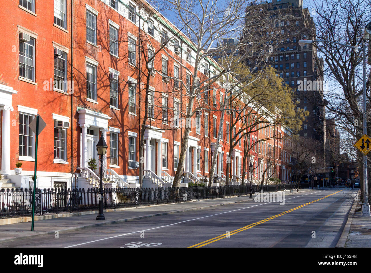 Empty sidewalk in manhattan hi-res stock photography and images - Alamy