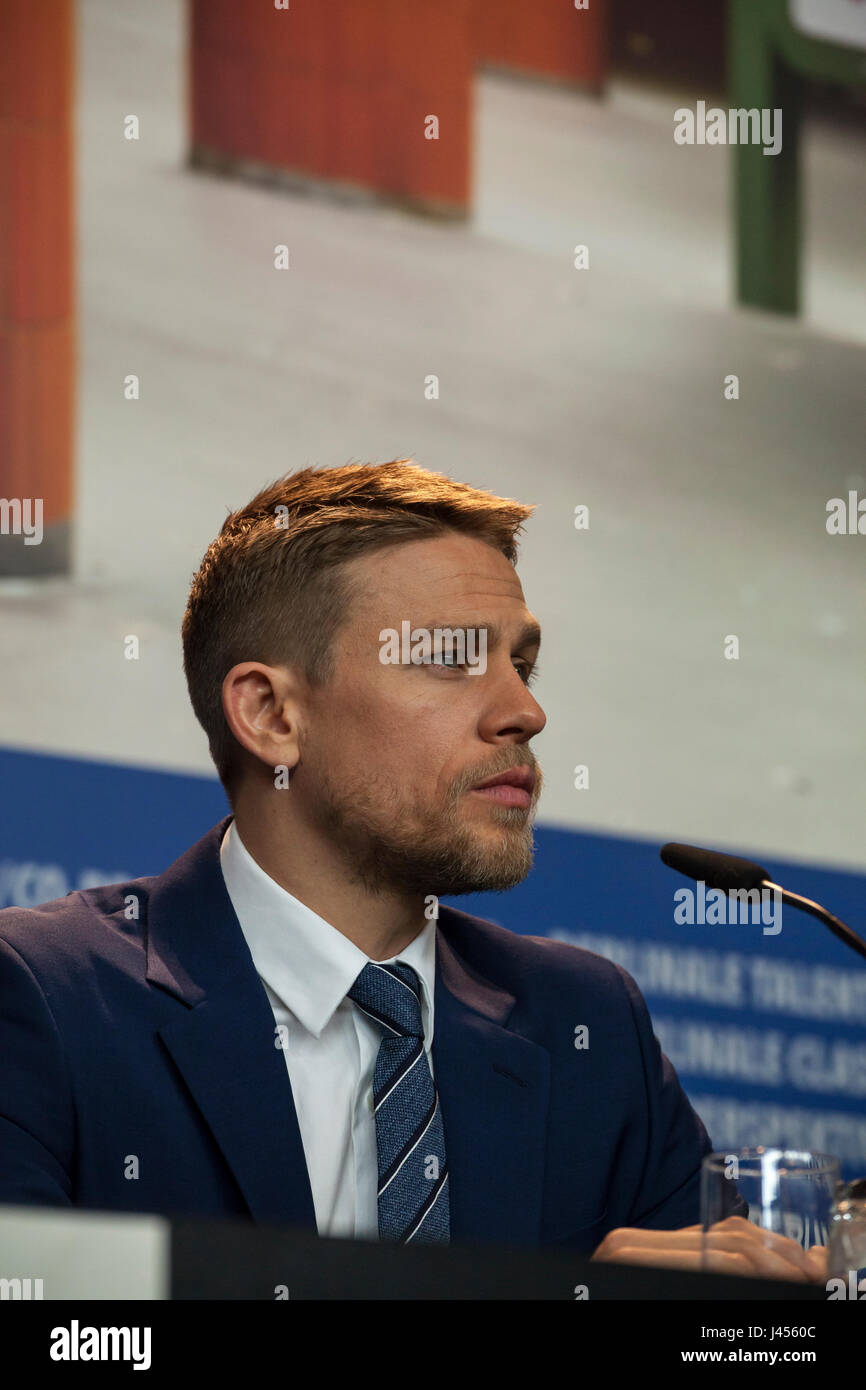 Charlie hunnam red carpet hi-res stock photography and images - Alamy