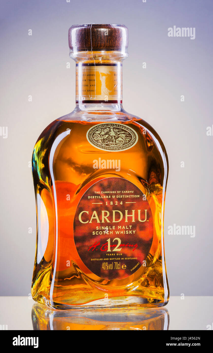 Cardhu whisky on gradient background Stock Photo - Alamy
