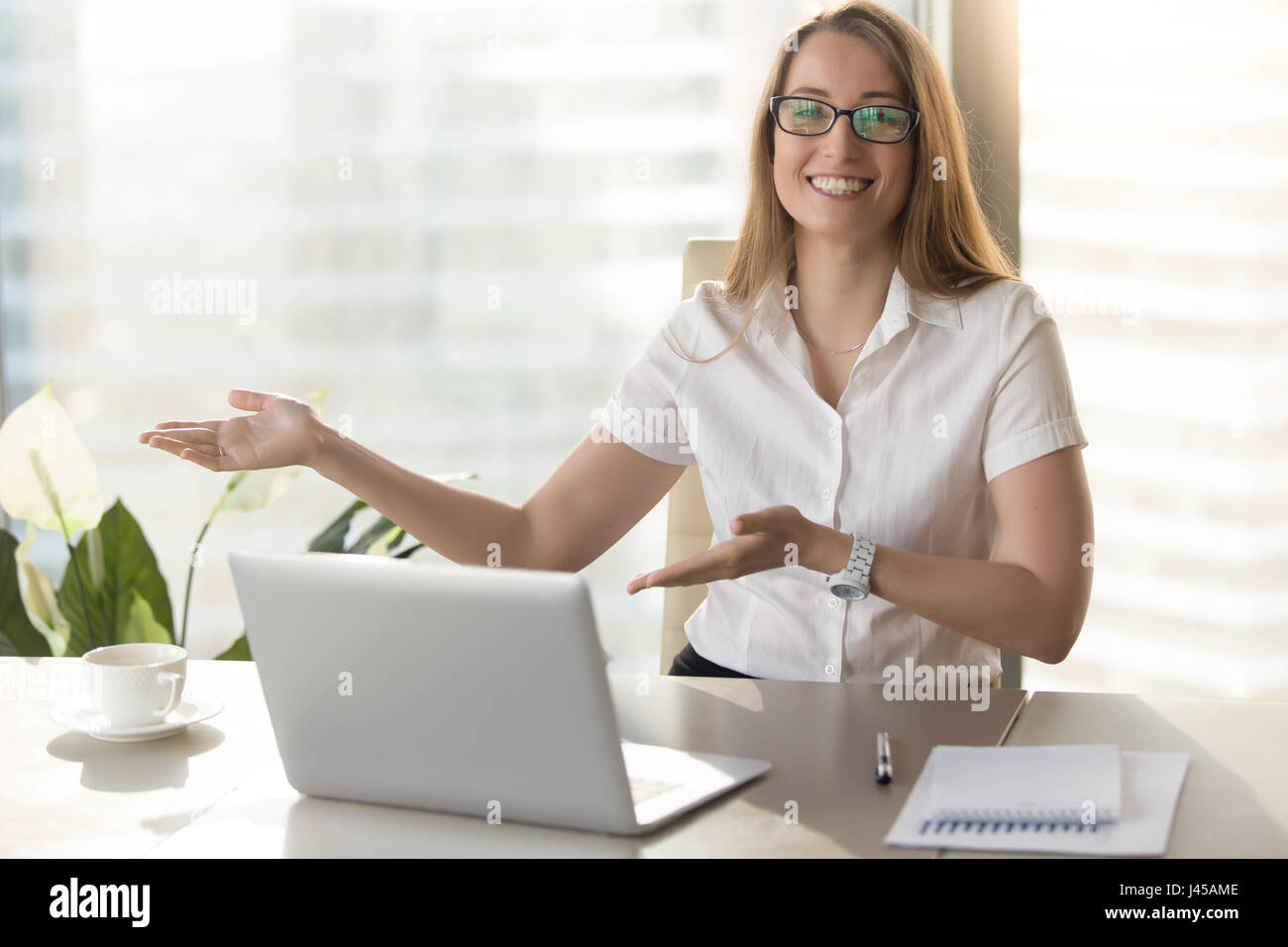 Friendly receptionist hi-res stock photography and images - Alamy