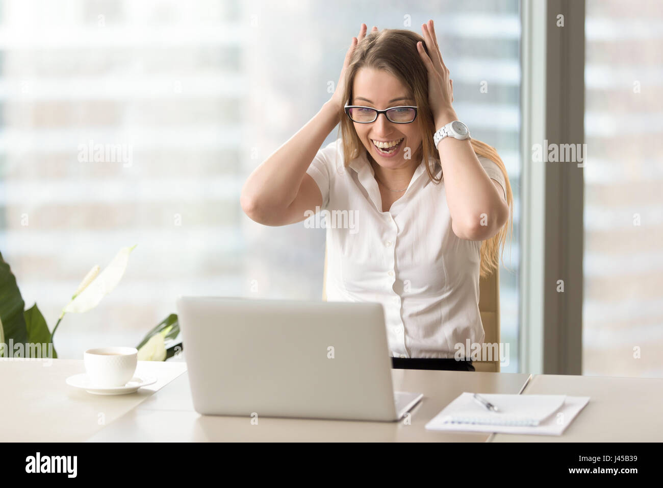 Woman screaming desk hi-res stock photography and images - Alamy