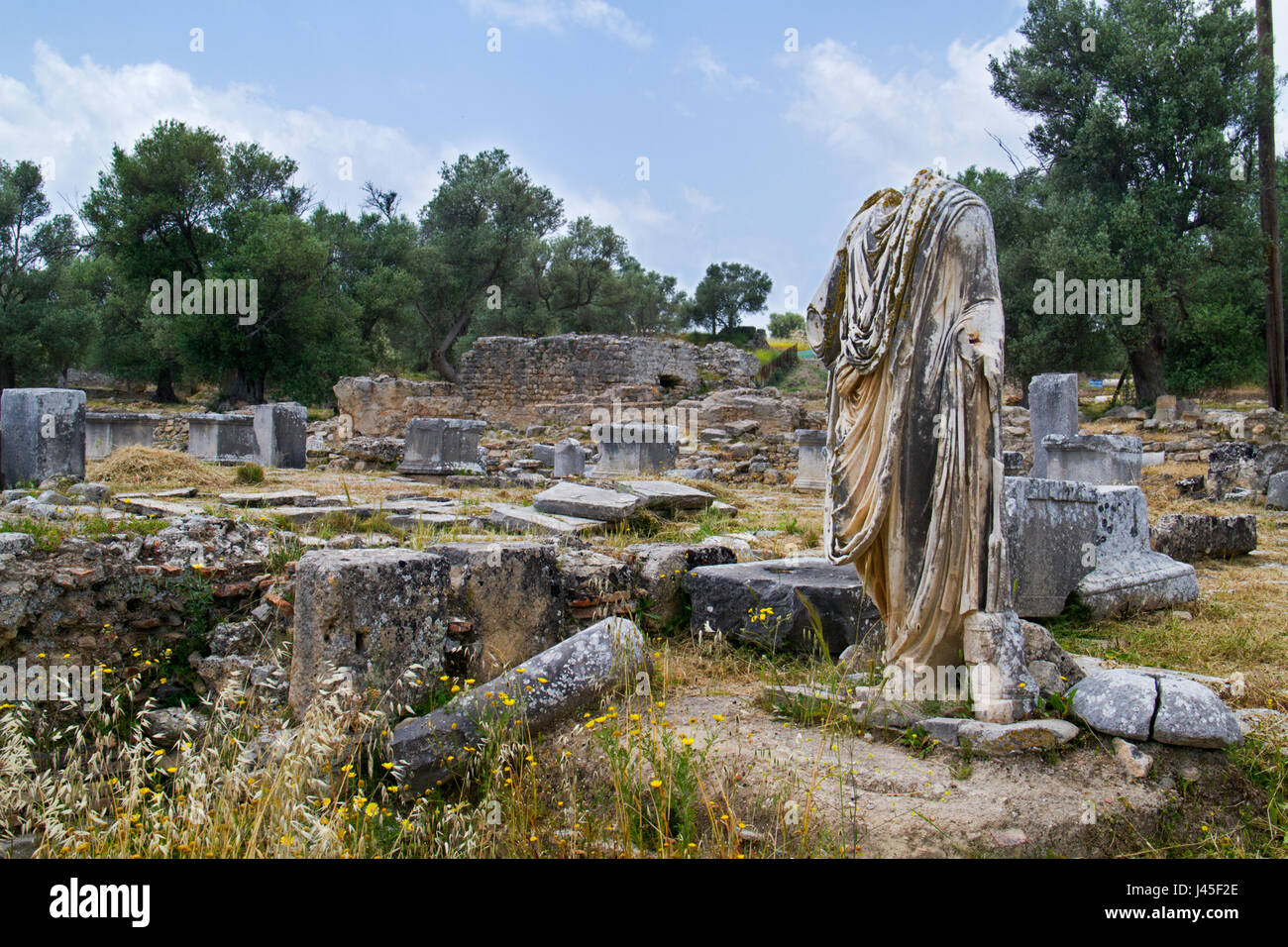 Headless roman statue hi-res stock photography and images - Alamy