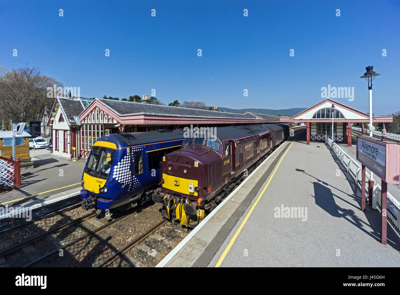 West Coast Railways diesel engine Class 37 37685 in Aviemore railway ...