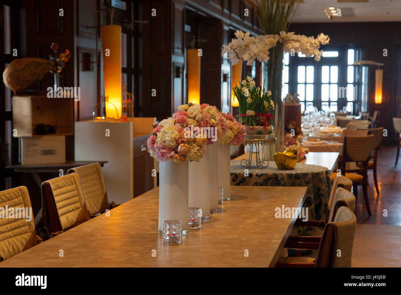 Open environment restaurant hi-res stock photography and images - Alamy