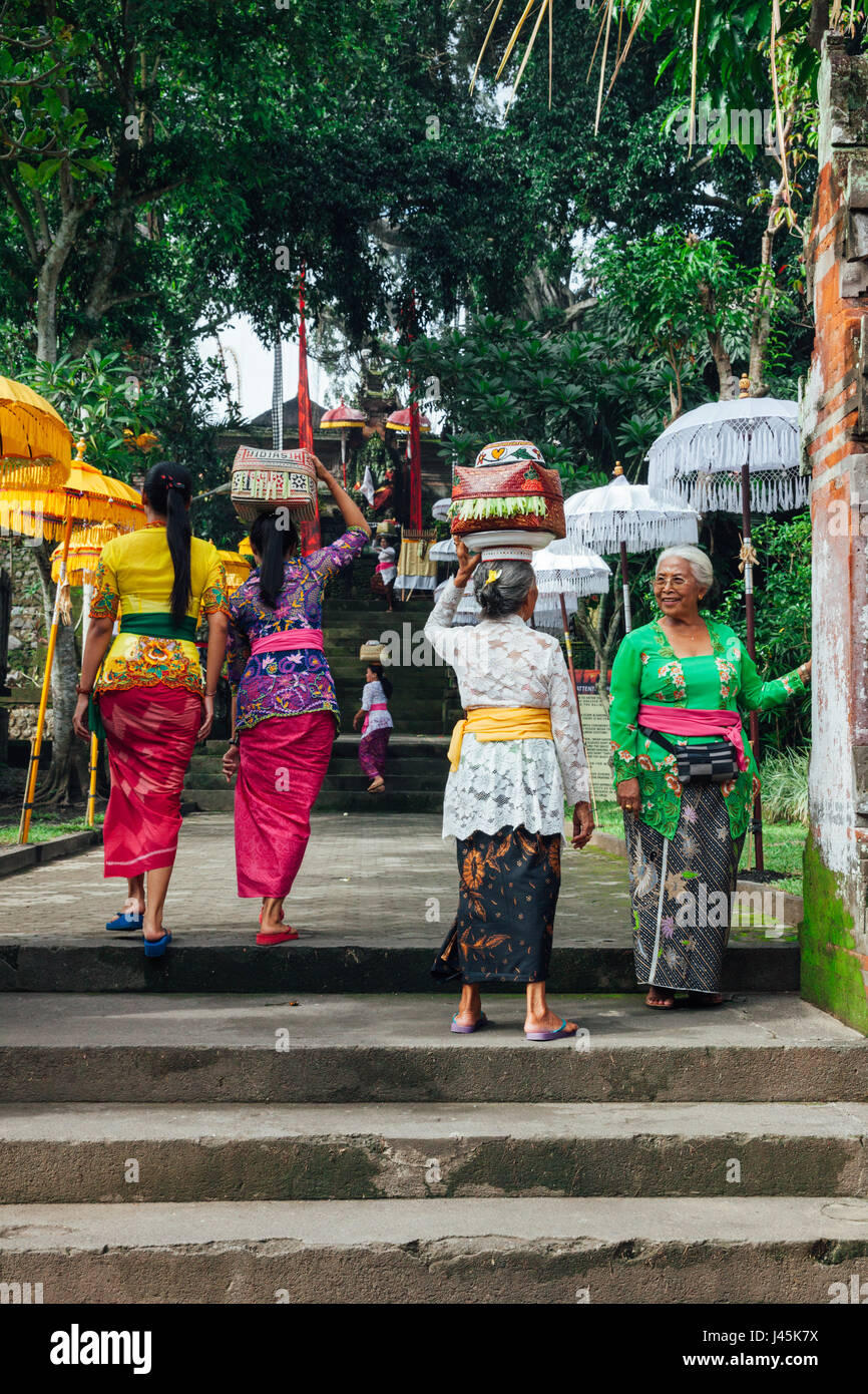 UBUD, INDONESIA - MARCH 2: Balinese women with baskets on the heads ...