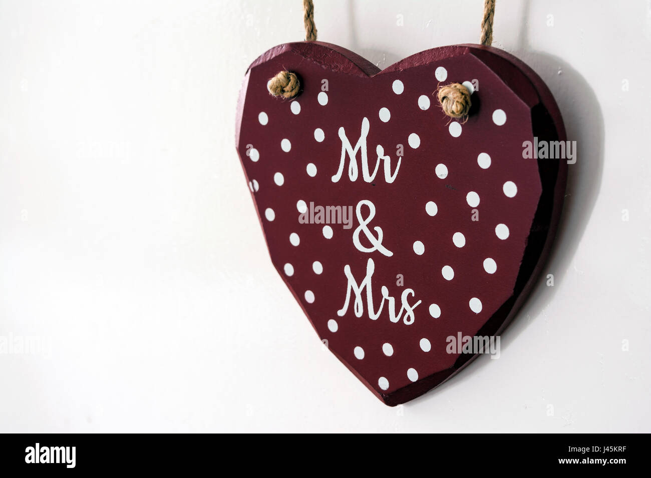 Mr & Mrs heart door sign decoration Stock Photo - Alamy