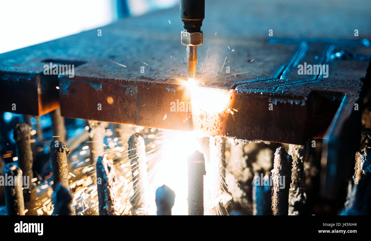 High precision CNC gas cutting metal sheet in metal industry factory ...
